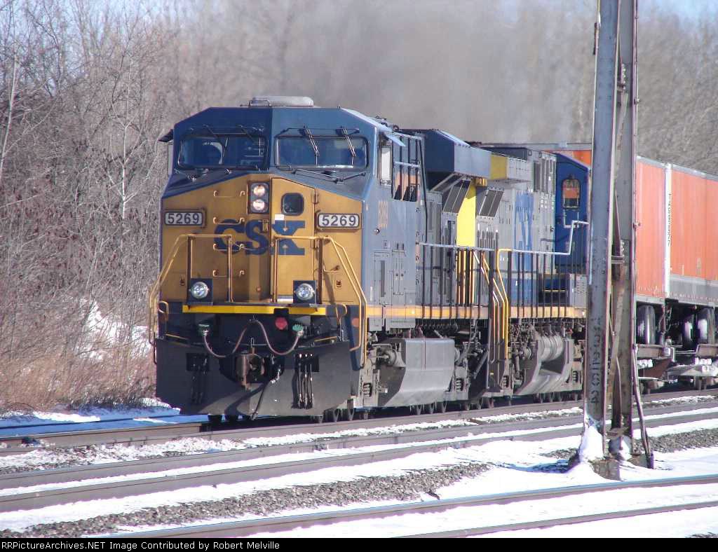 CSX 5269 rolls west through CP 382